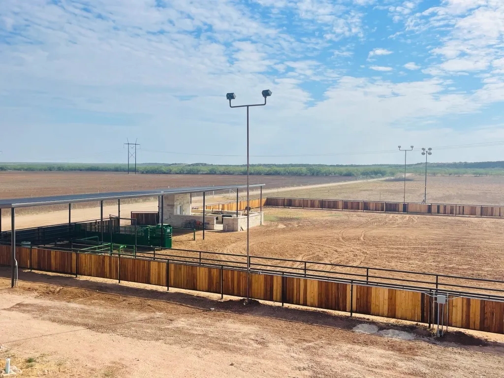 610 - Acres with 3 Homes Indoor pool Arena High fenced Excellent Horse ...